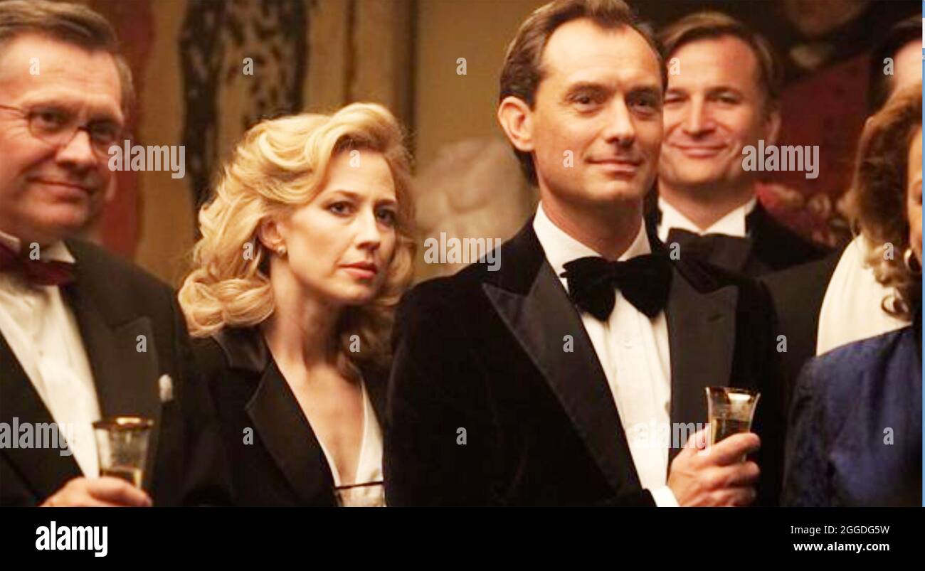 THE NEST 2020 IFC Films production with Carrie Coon and Jude Law Stock ...