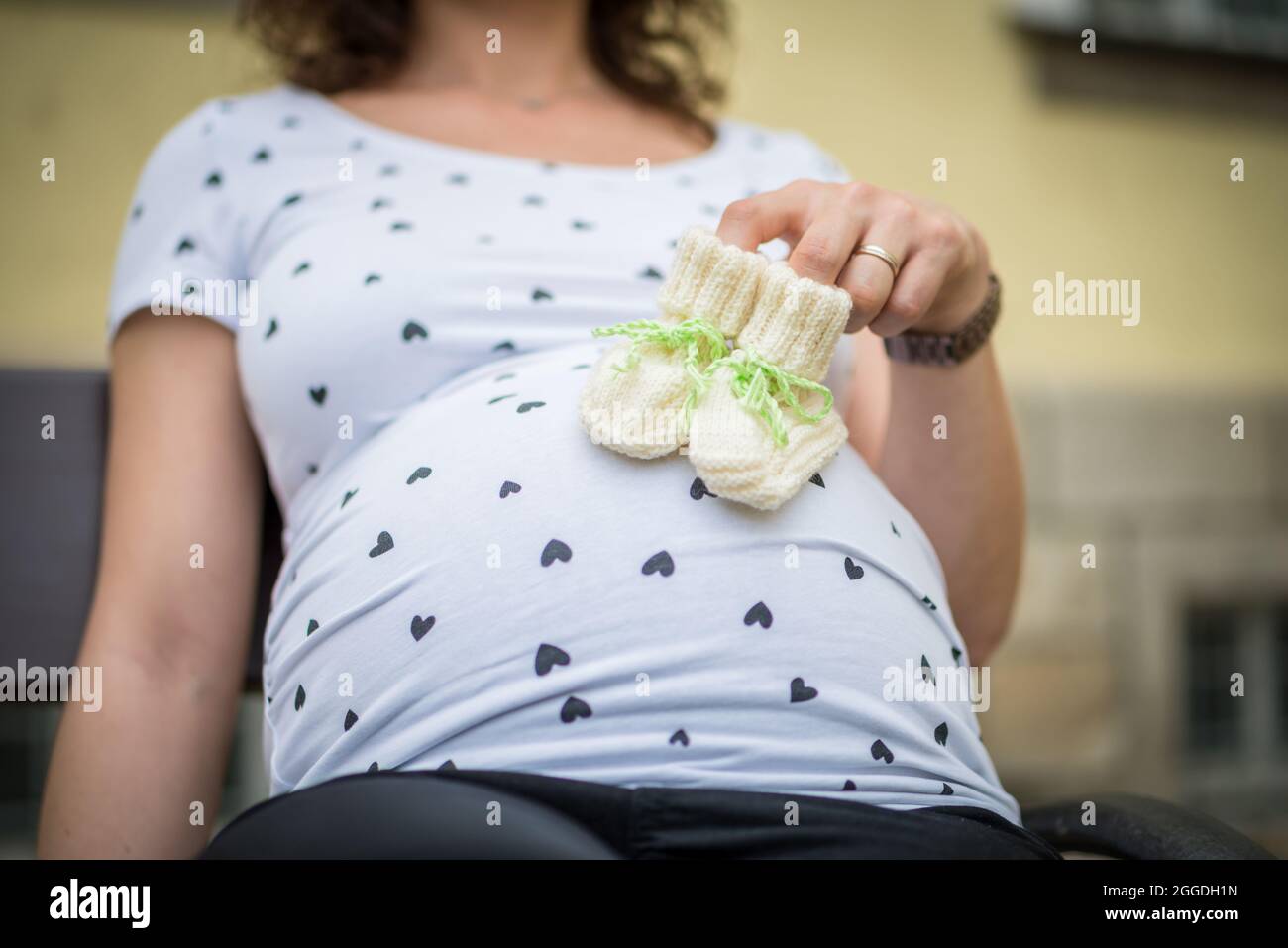 Baby bump shoot hi-res stock photography and images - Alamy