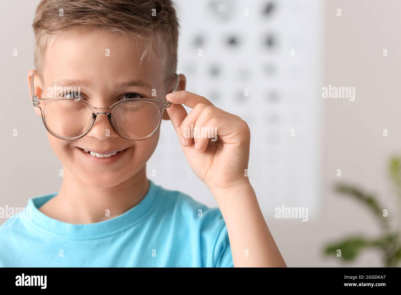 Little boy undergoing eye test in clinic Stock Photo - Alamy