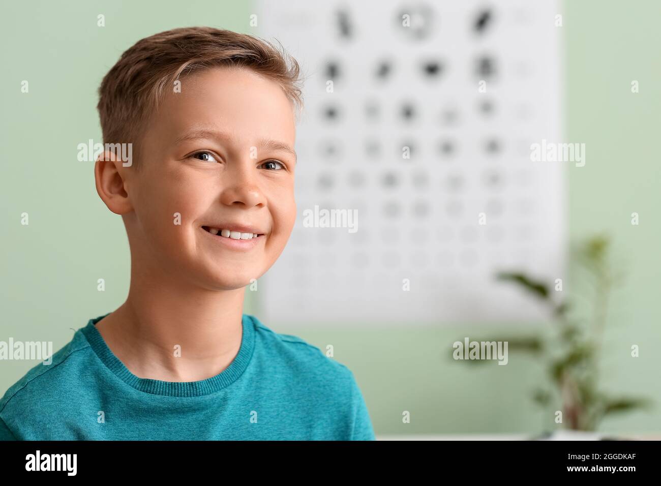 Little boy at ophthalmologist's office Stock Photo - Alamy