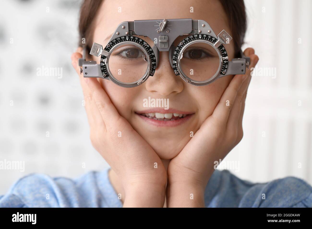 Little girl undergoing eye test in clinic Stock Photo - Alamy