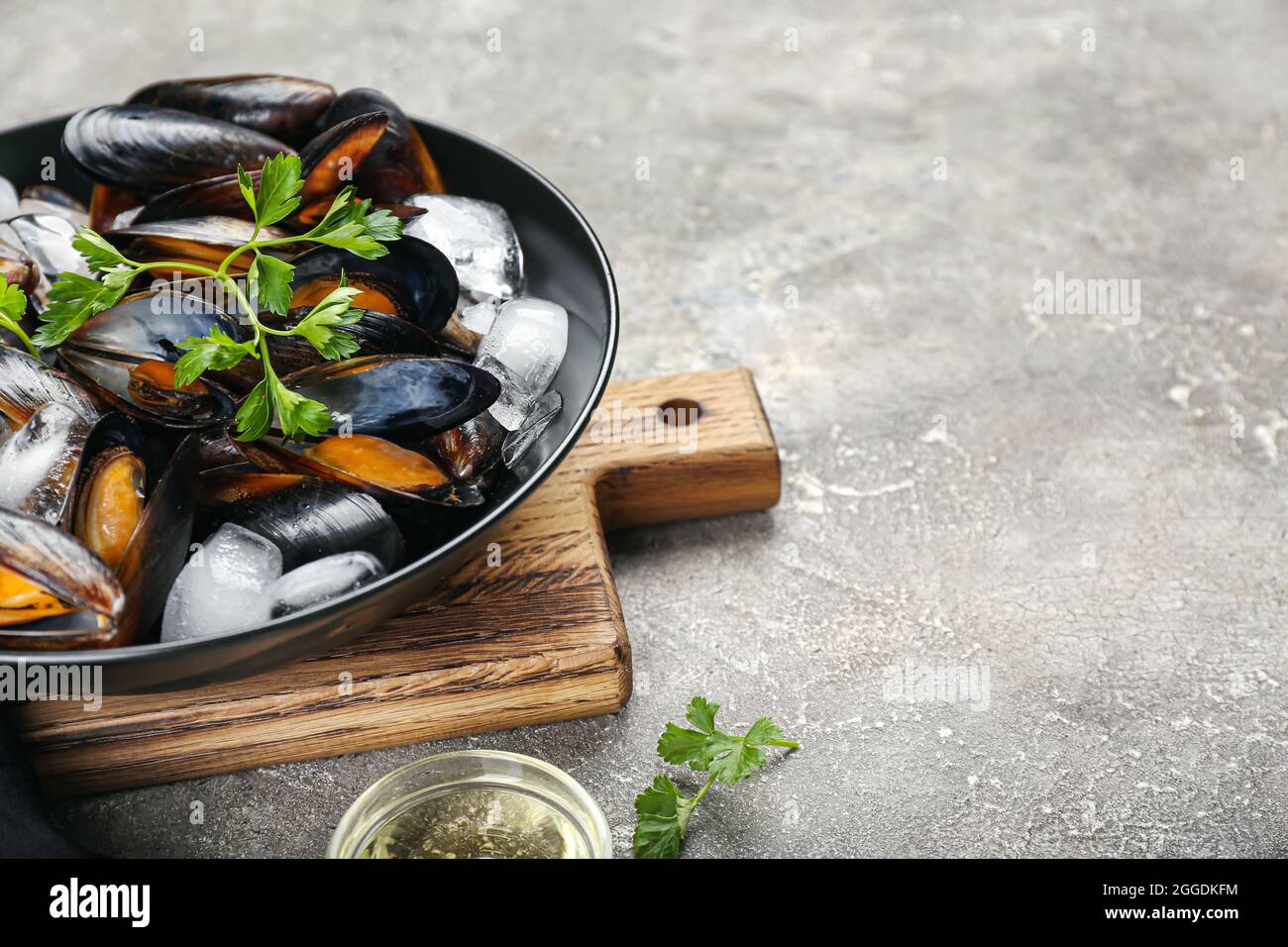 Plate with raw mussels on grunge background, closeup Stock Photo - Alamy