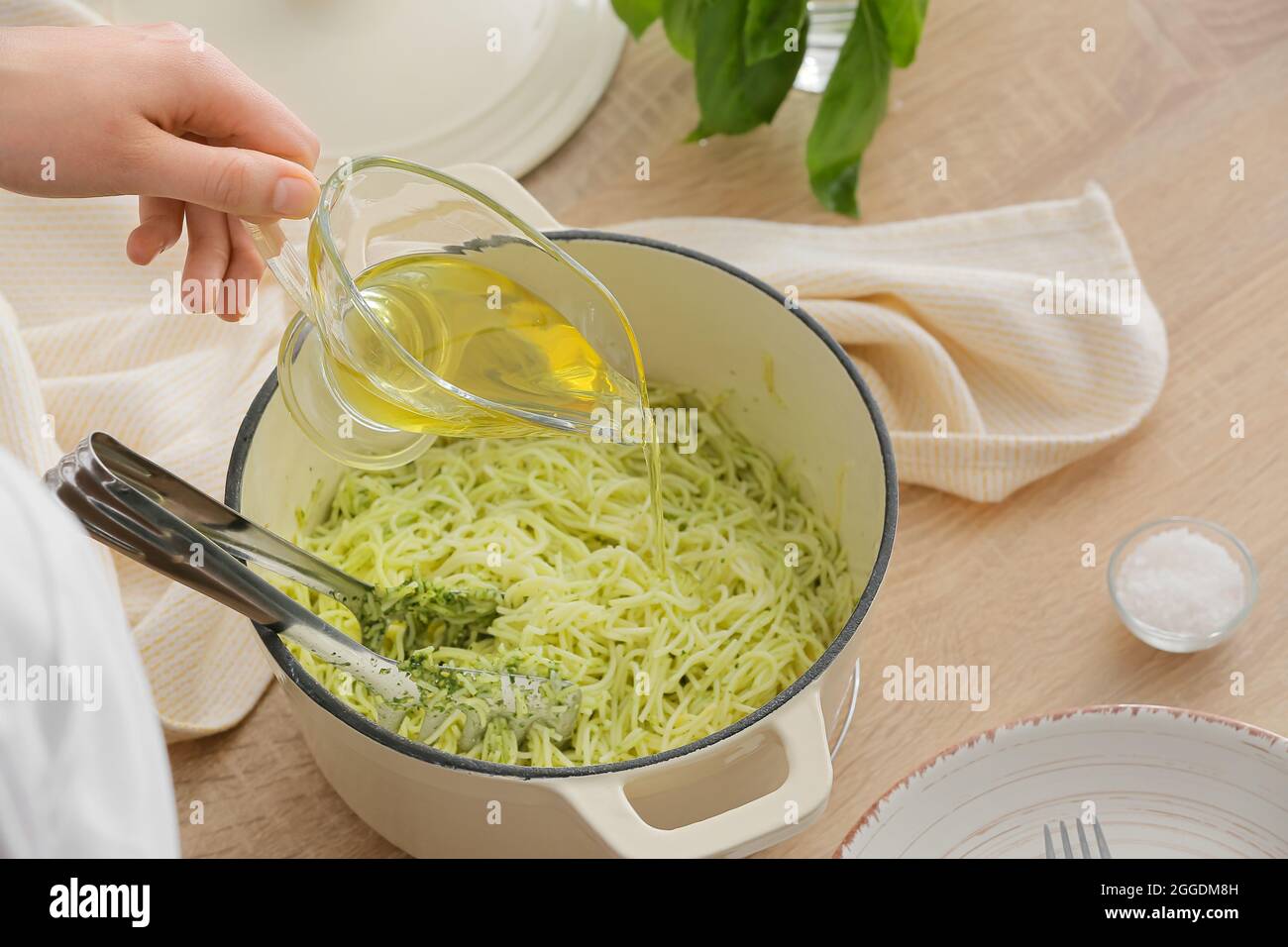 Boiled pasta pouring hi-res stock photography and images - Alamy