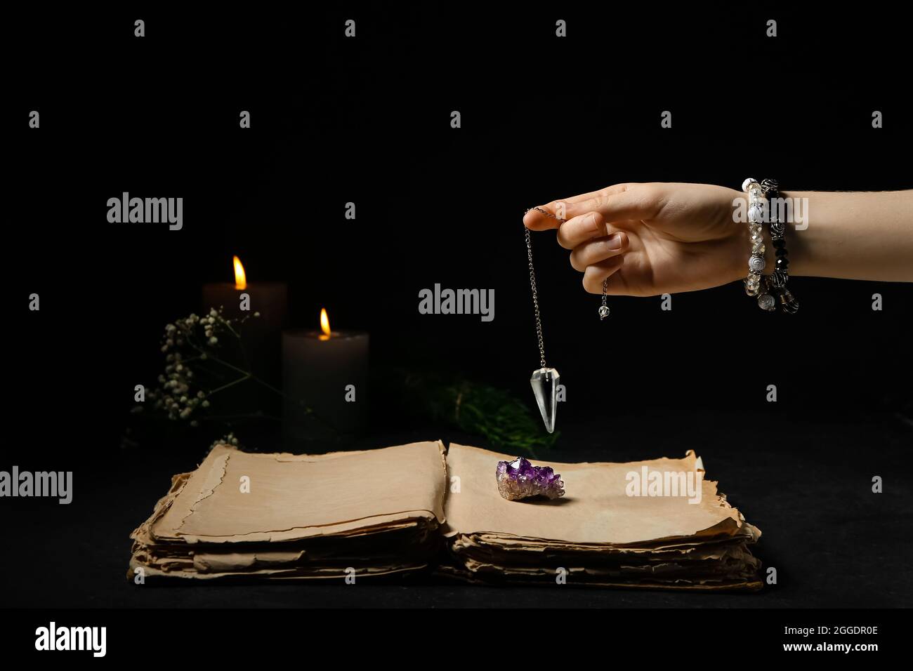 Hand holding pendulum hi-res stock photography and images - Alamy