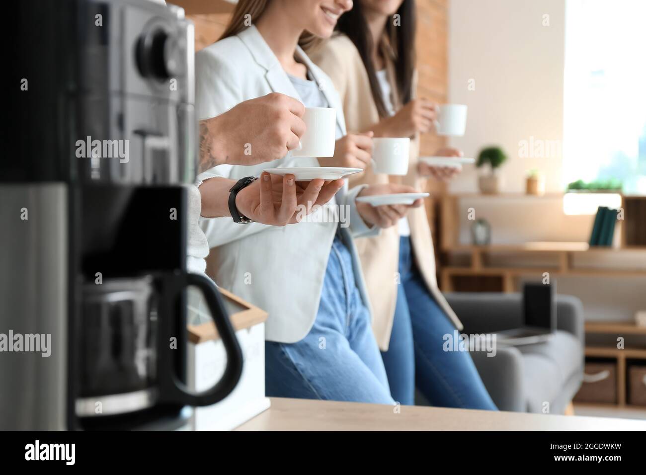 Man woman office coffee machine hi-res stock photography and images - Alamy