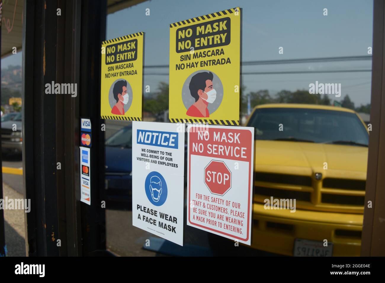 No Mask, No Entry signs in English and Spanish on a Mexican restaurant ...