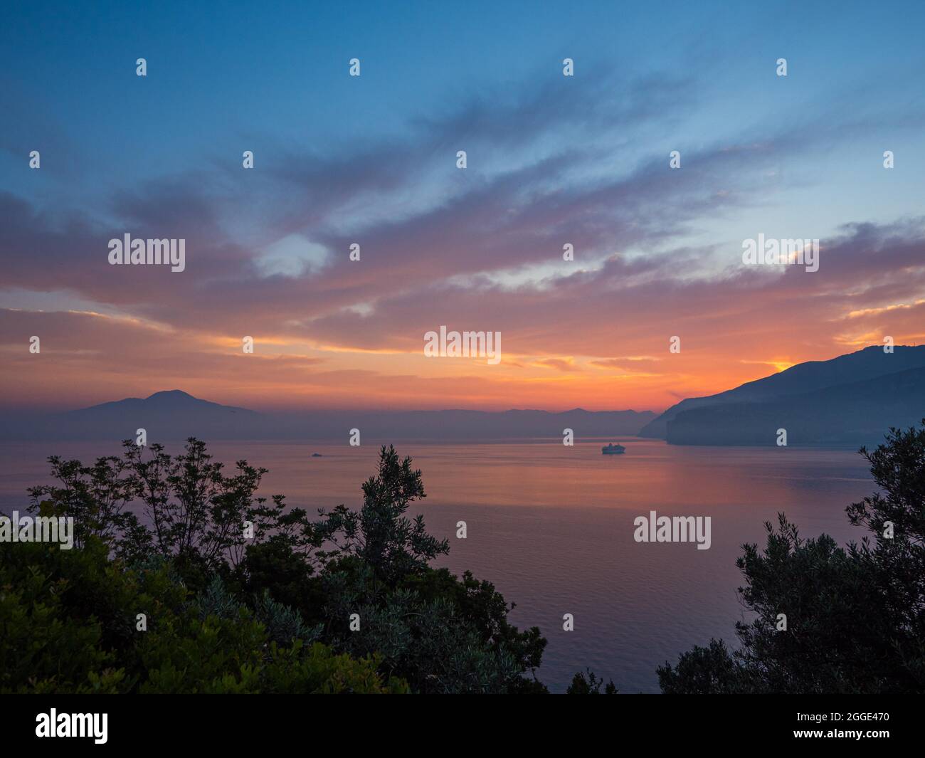 Volcano Vesuvius, dawn in front of sunrise, Gulf of Sorrento, Calabria ...