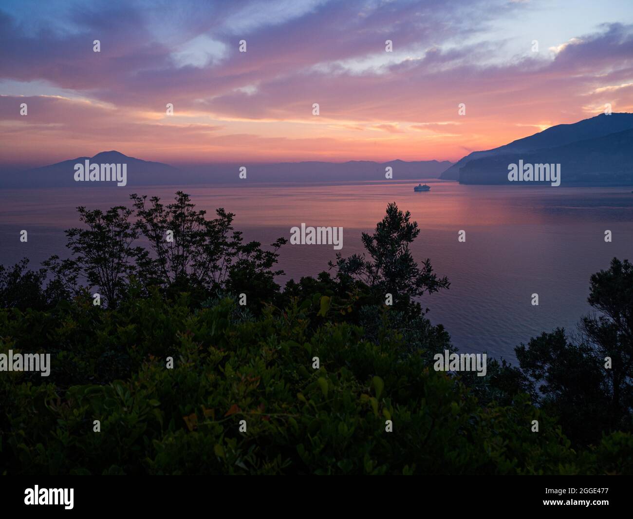 Volcano Vesuvius, dawn in front of sunrise, Gulf of Sorrento, Calabria ...