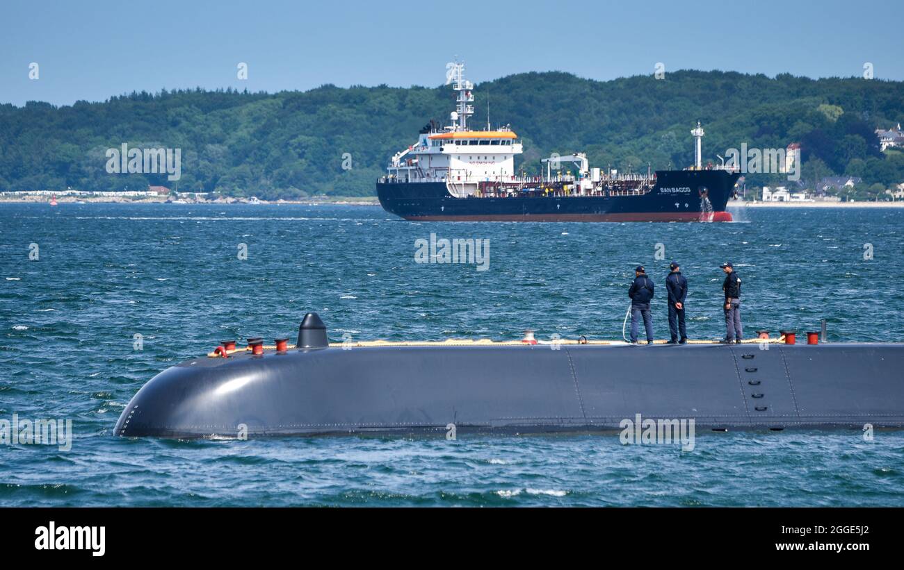 Egyptian submarine "S 44" shortly before the entrance to the Kiel Canal ...