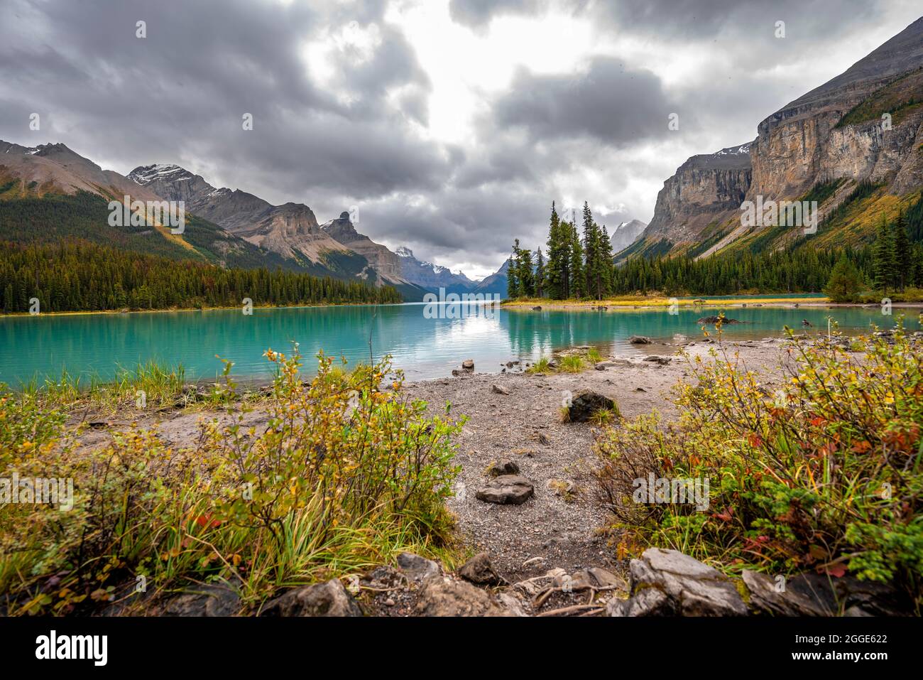 Spirit Island, shores of Maligne Lake, mountains Mount Paul, Monkhead ...