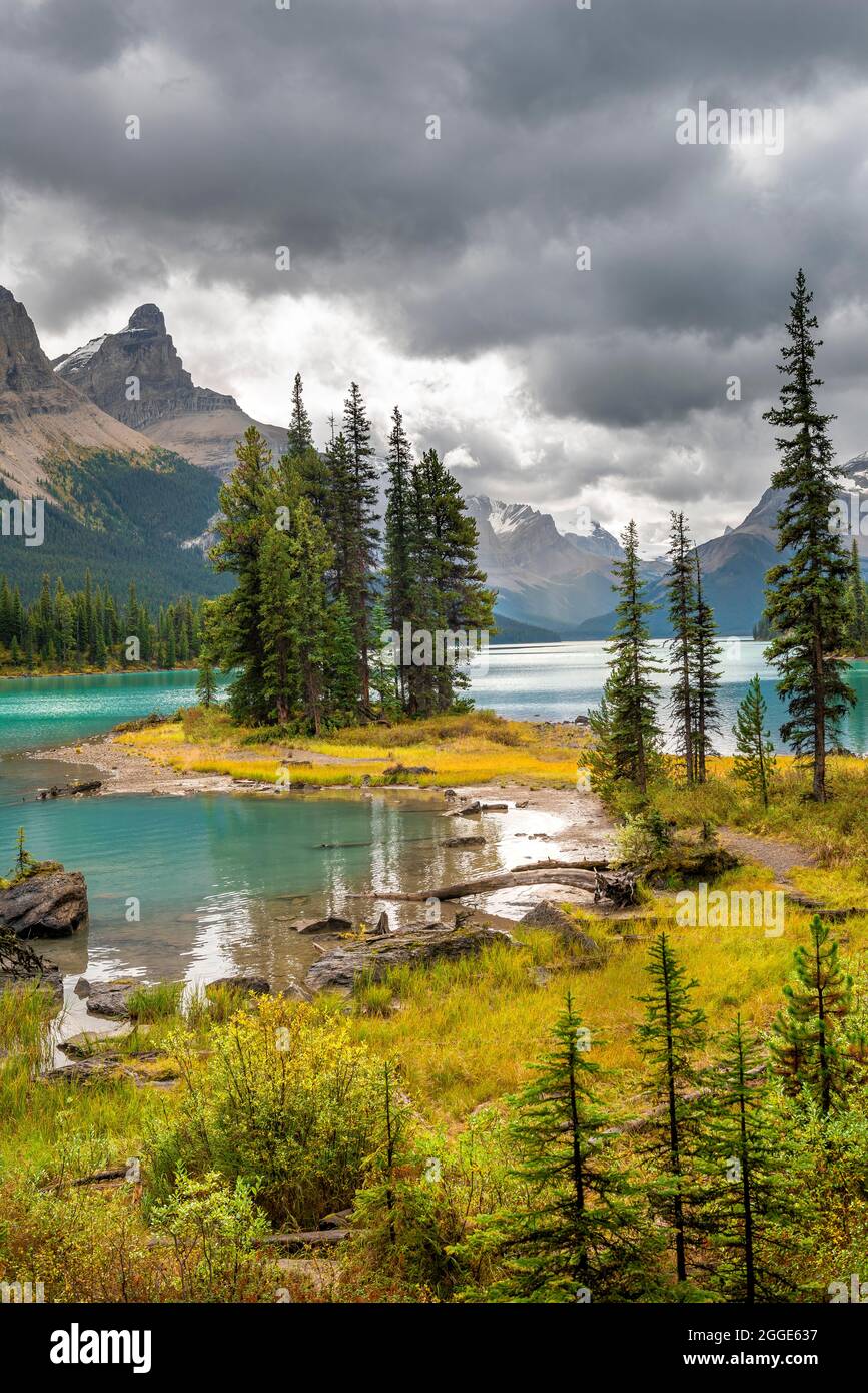 Spirit Island, shores of Maligne Lake, mountains Mount Paul, Monkhead ...