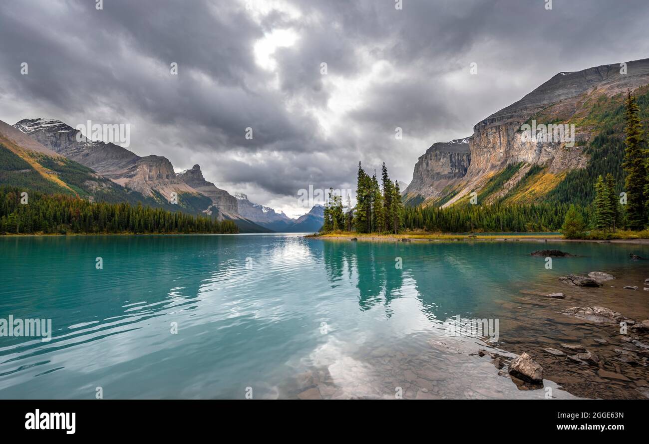 Spirit Island, shores of Maligne Lake, mountains Mount Paul, Monkhead ...