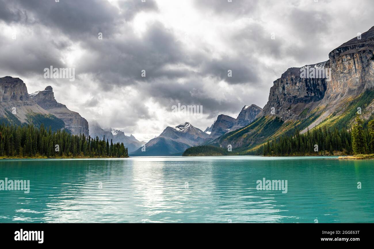 Turquoise blue glacial lake Maligne Lake, mountains Mount Paul ...