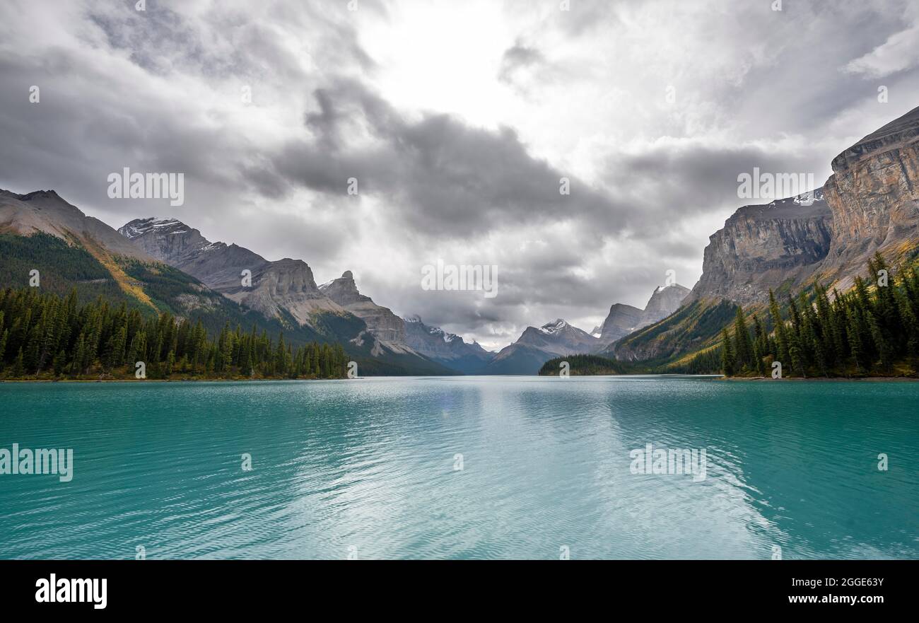 Turquoise blue glacial lake Maligne Lake, mountains Mount Paul ...
