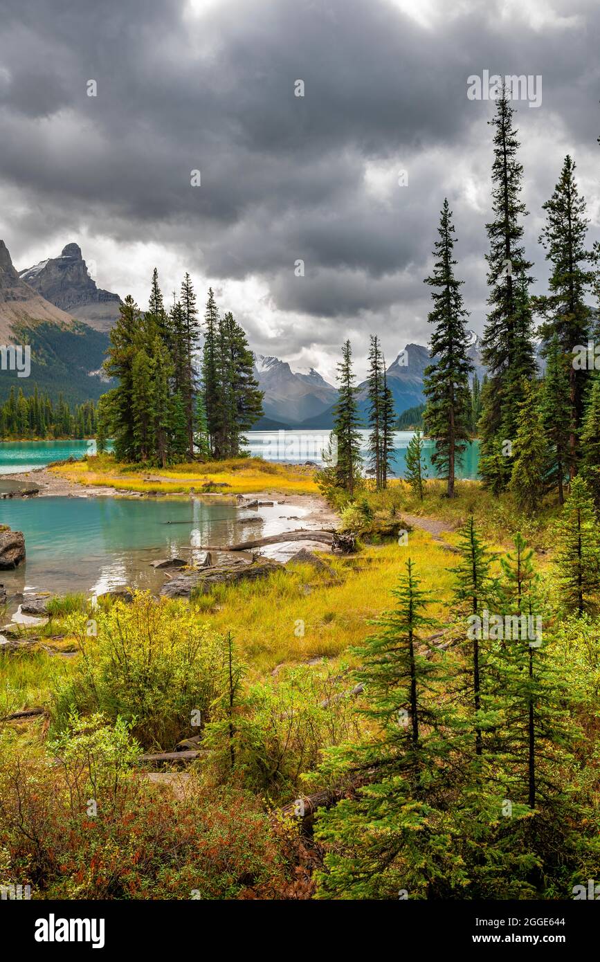 Spirit Island, shores of Maligne Lake, mountains Mount Paul, Monkhead ...