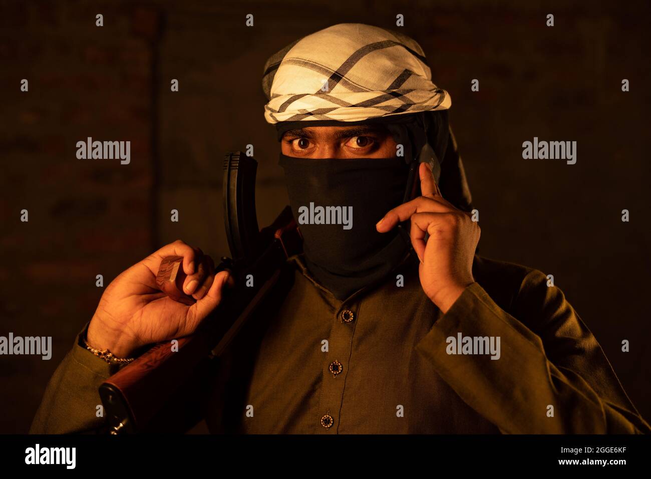 Anonymous person with gun hi-res stock photography and images - Alamy