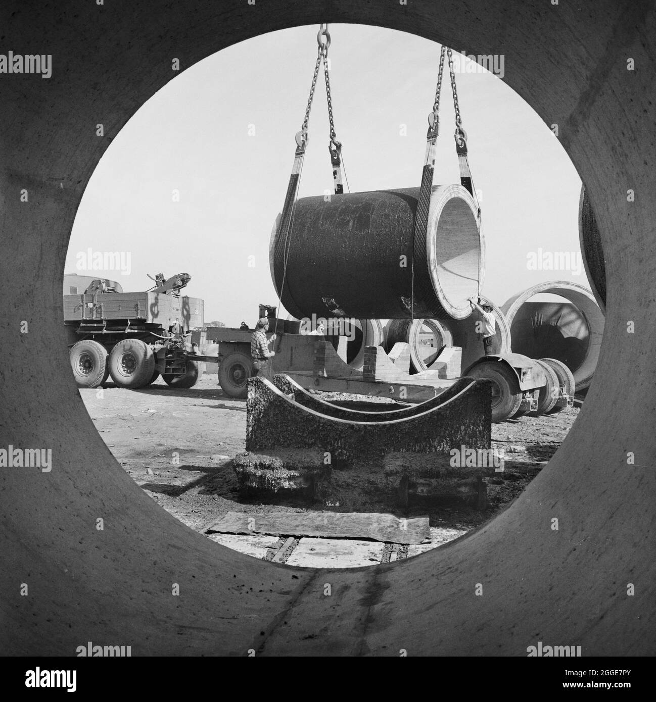 Pipe being lowered hi-res stock photography and images - Alamy