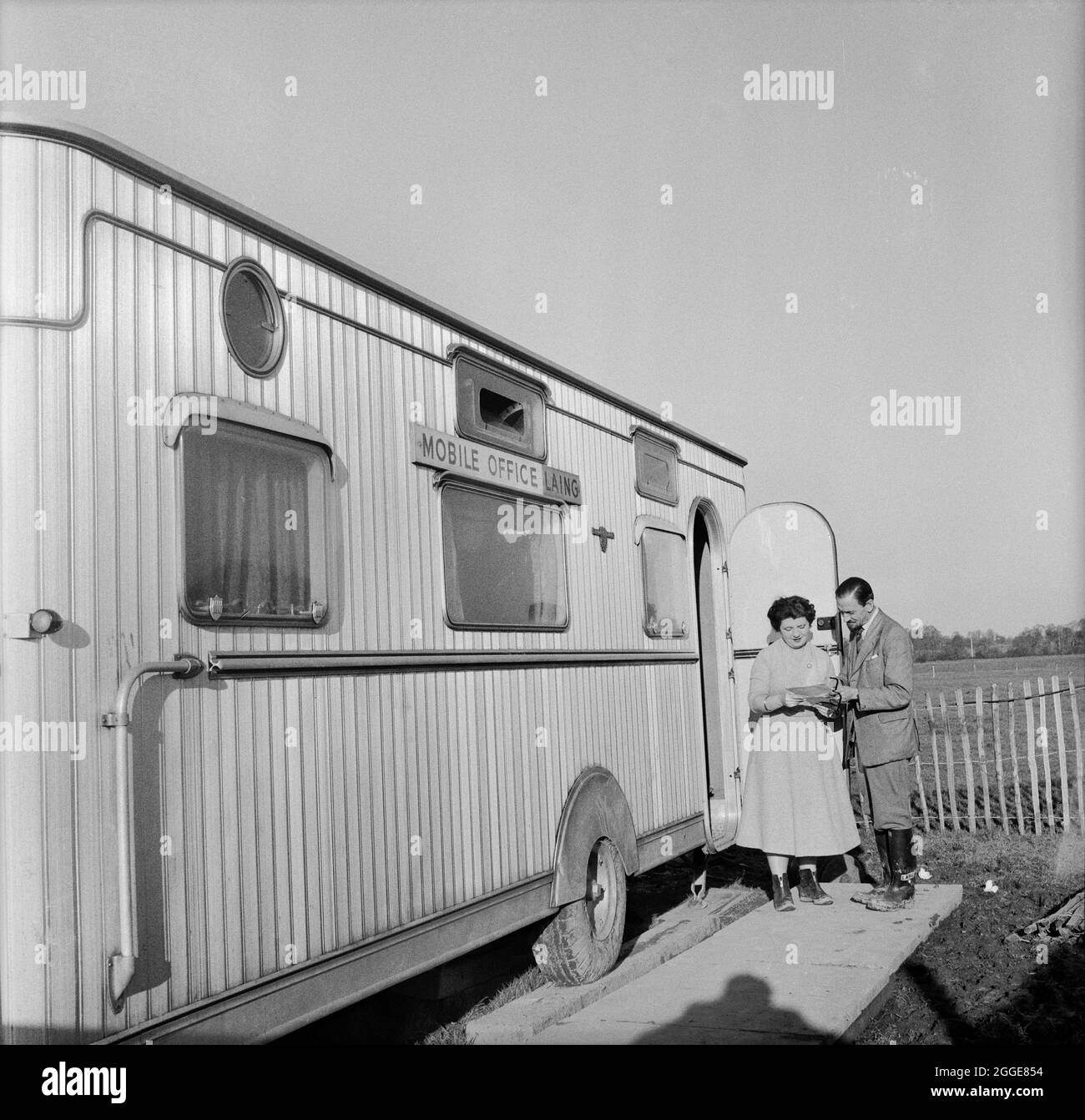 1950s construction worker britain hi-res stock photography and images ...