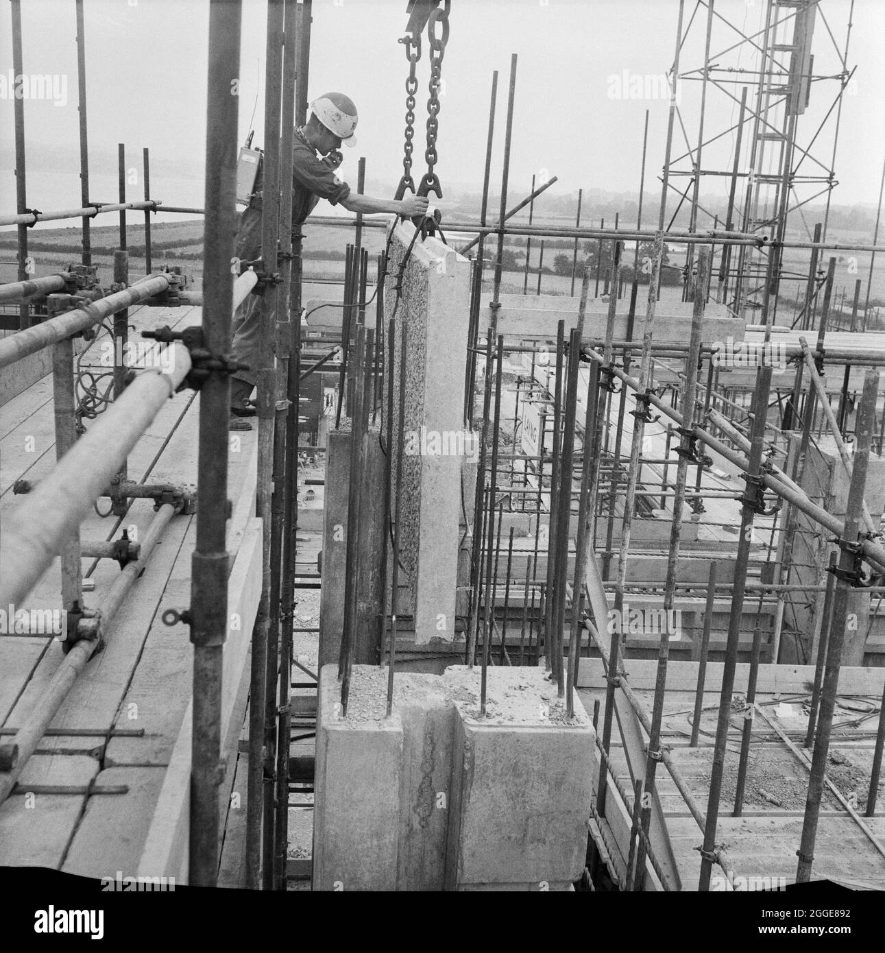 1950s construction worker britain hi-res stock photography and images ...