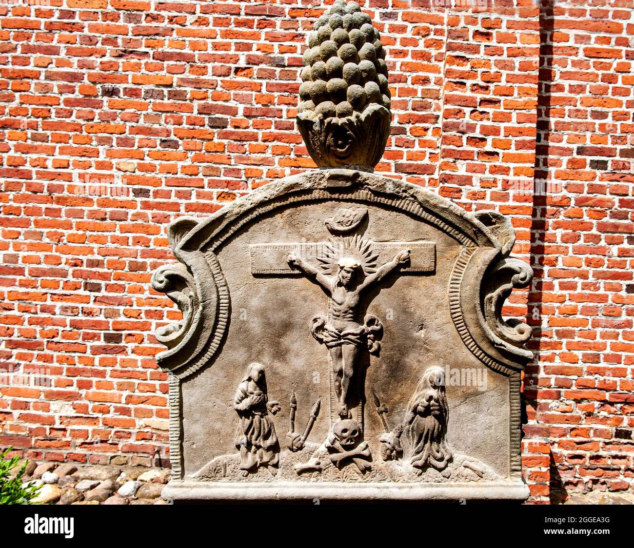 Old sandstone gravestone hi-res stock photography and images - Alamy