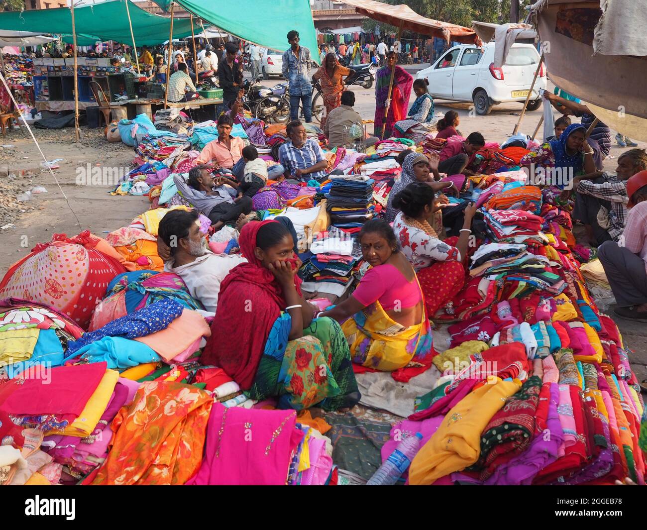 Indian textiles stall hi-res stock photography and images - Alamy