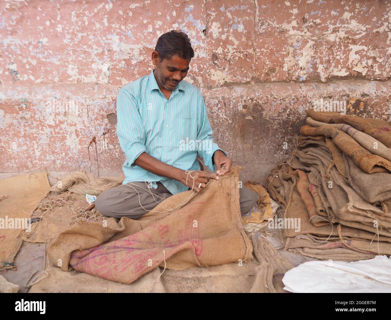 Worker sewing sacks, Jodhpur, Rajasthan, India Stock Photo - Alamy