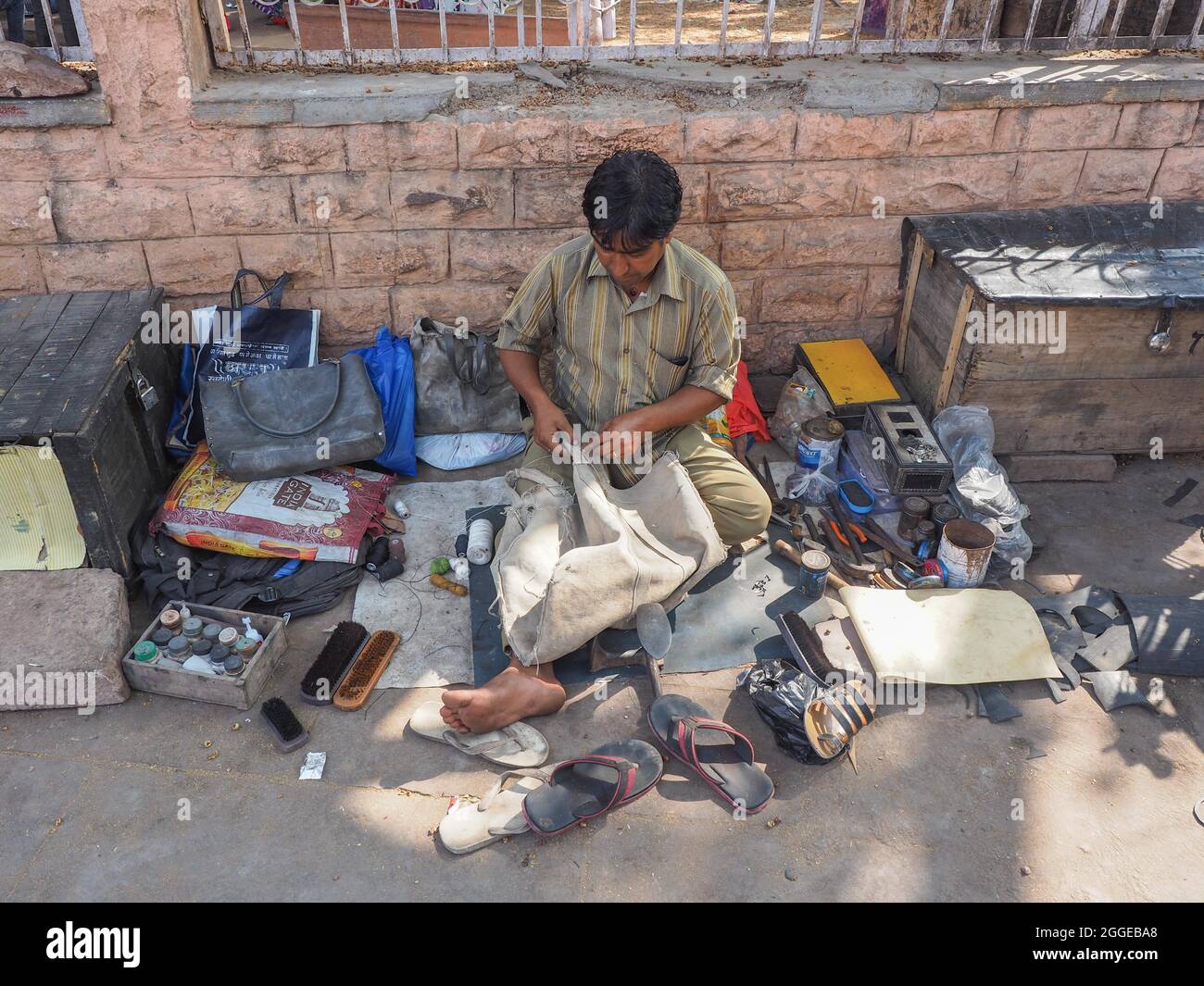 Worker sewing sacks, Jodhpur, Rajasthan, India Stock Photo - Alamy