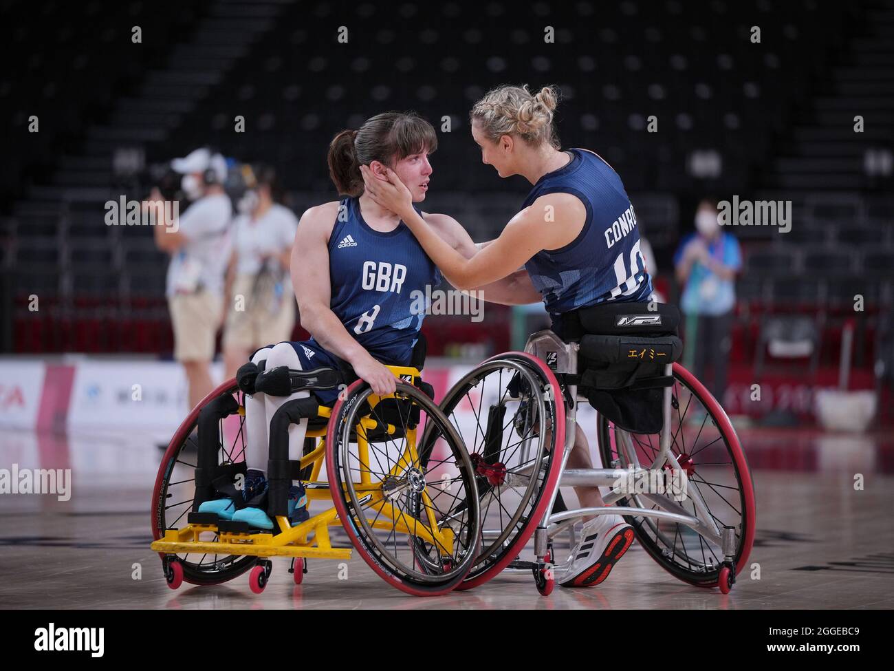 Tokyo, Japan. 31st Aug, 2021. Laurie Williams (L) of Britain reacts ...
