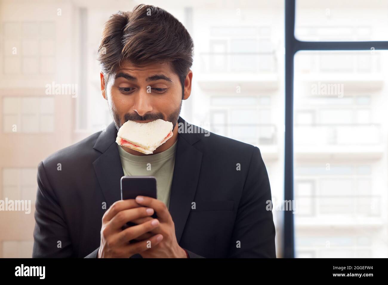 Busy people eating sandwich hi-res stock photography and images - Alamy