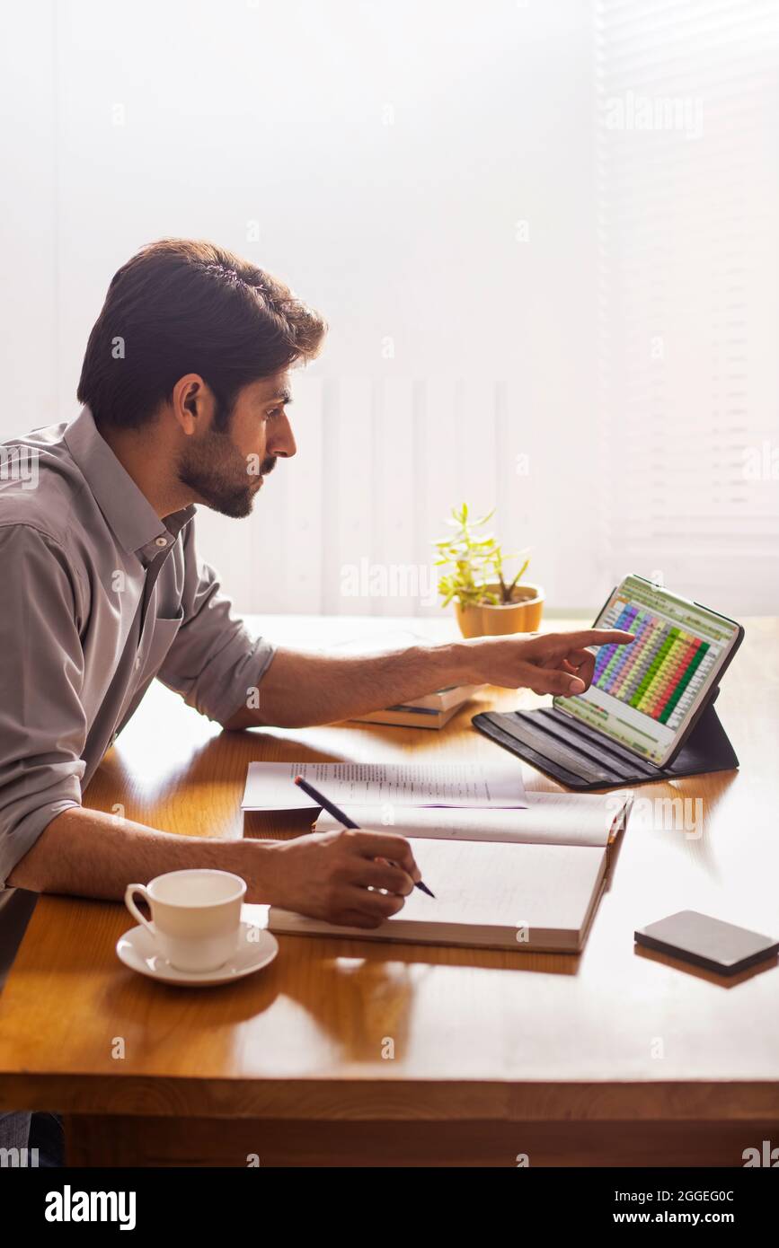 Hardworking office hi-res stock photography and images - Alamy