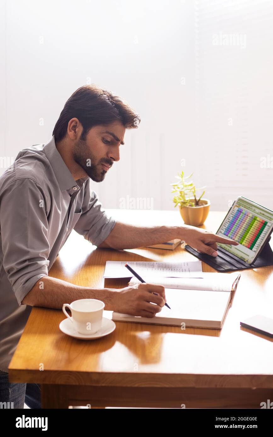 Taking notes culture hi-res stock photography and images - Alamy