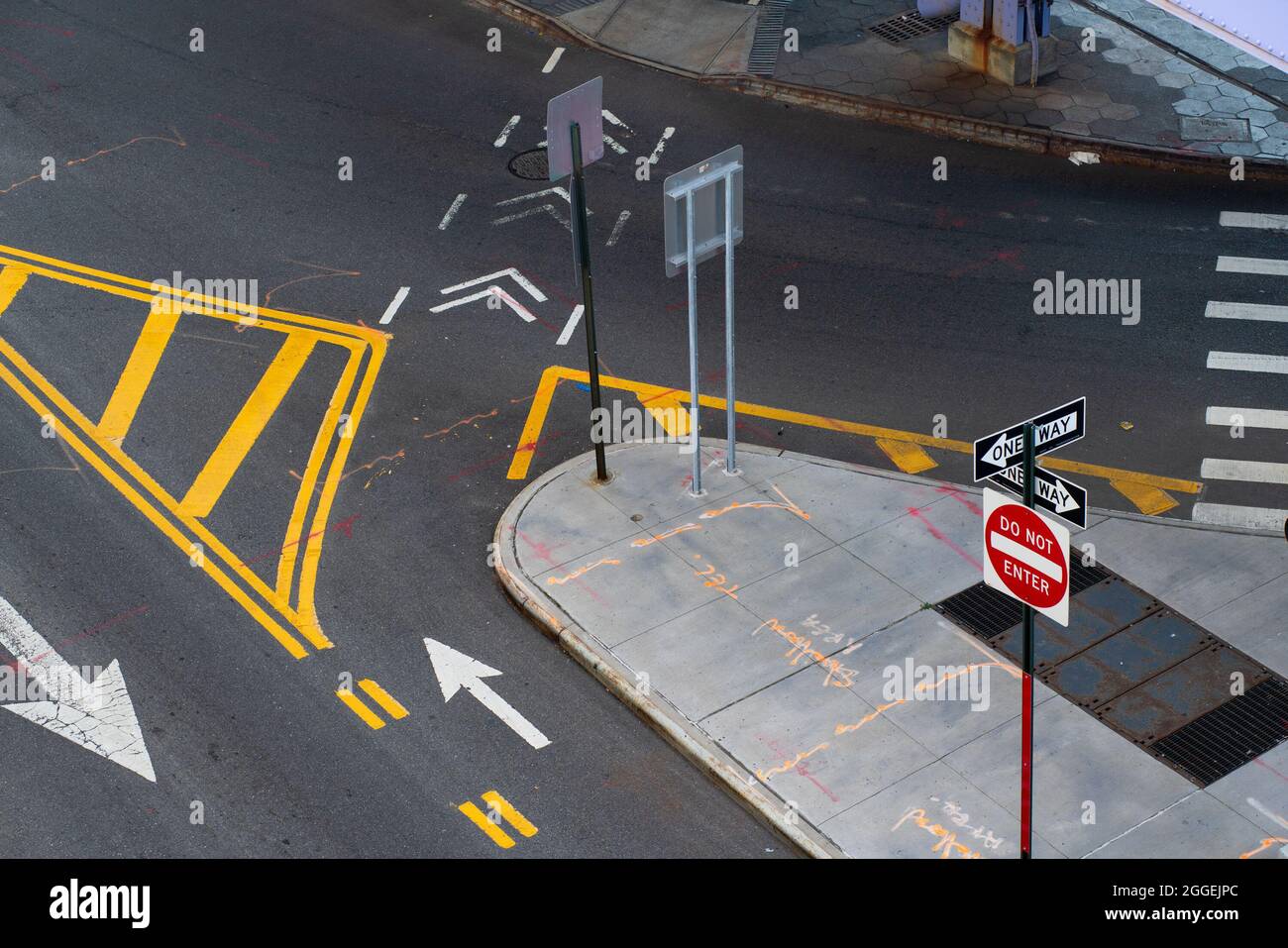 Urban intersection perspective hi-res stock photography and images - Alamy