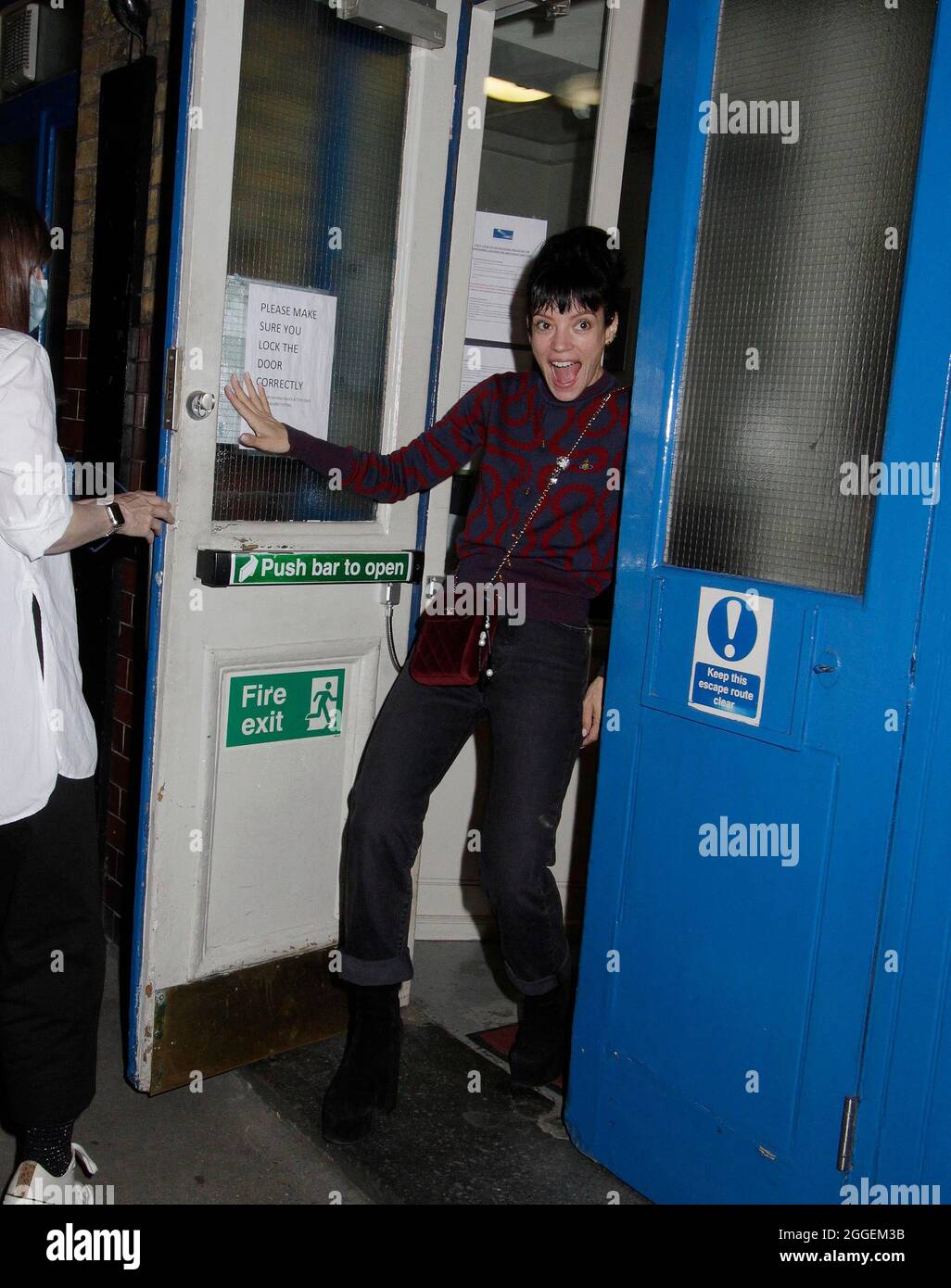Lily Allen went out with two friends after her performance and she ...