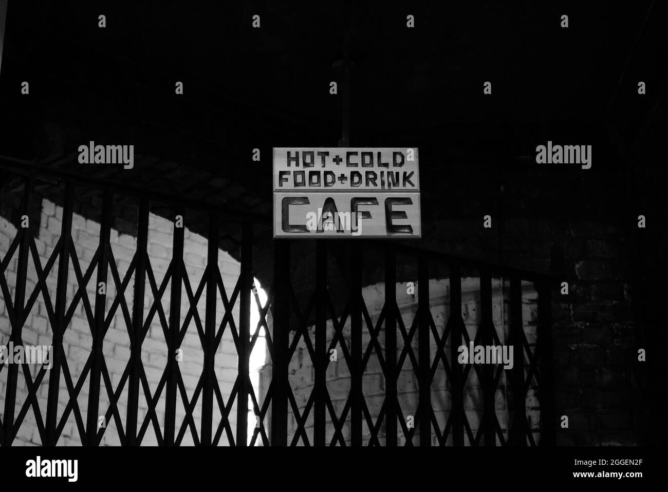 Cafe closed sign Black and White Stock Photos & Images - Alamy