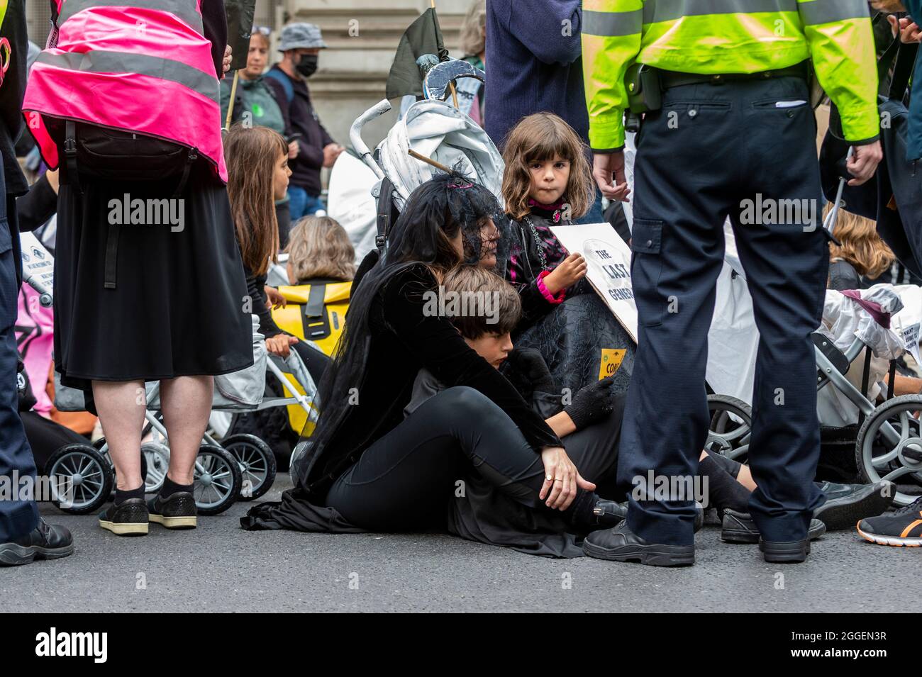 Police officers walking uk black hi-res stock photography and images ...