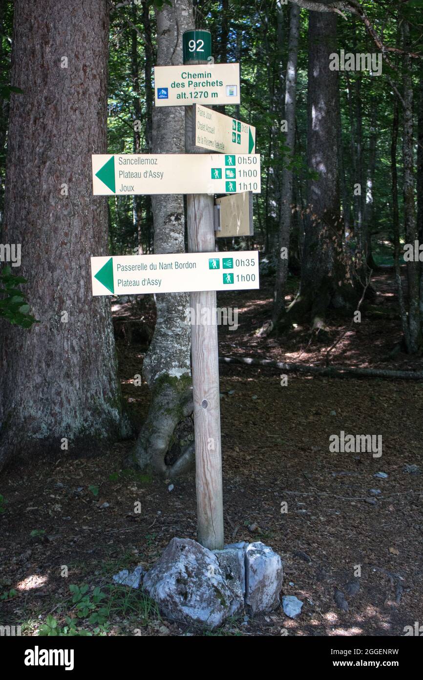 Lac vert trail hi-res stock photography and images - Alamy