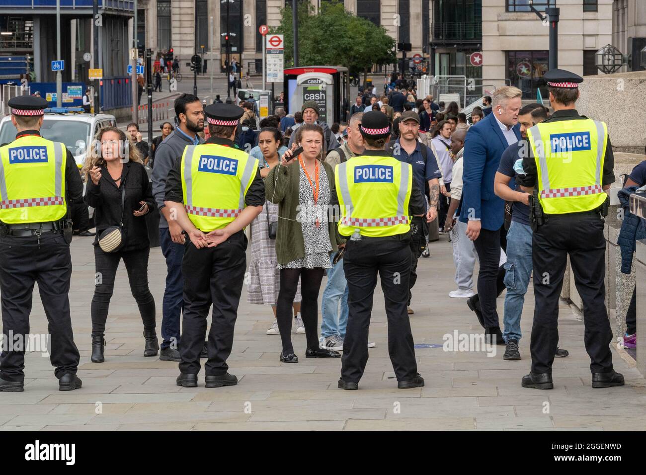 London bridge police hi-res stock photography and images - Alamy