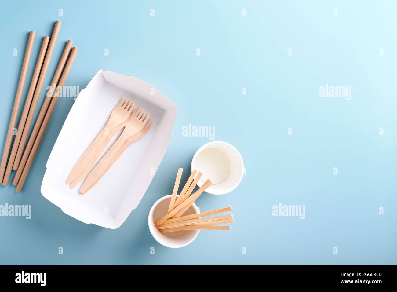 Paper cups, dishes, bag, wooden forks, drinking straws, fast food ...