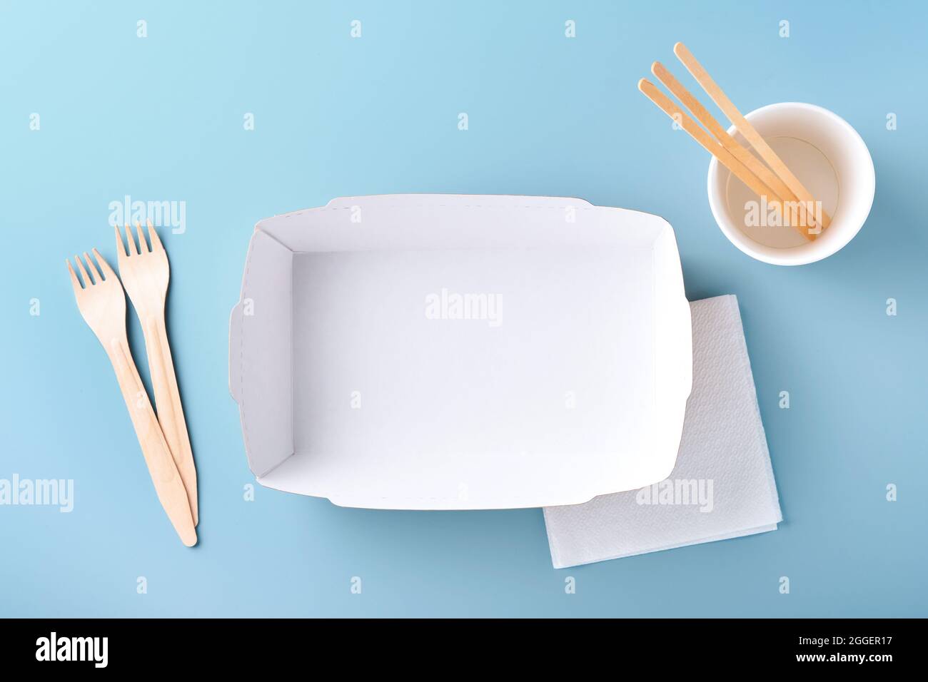 Paper cups, dishes, bag, wooden forks, drinking straws, fast food ...