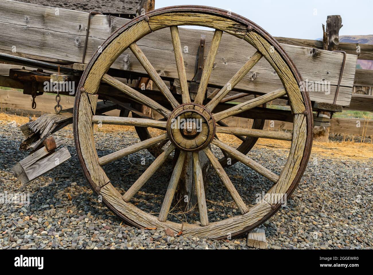 Old wooden wagon wheel hi-res stock photography and images - Alamy