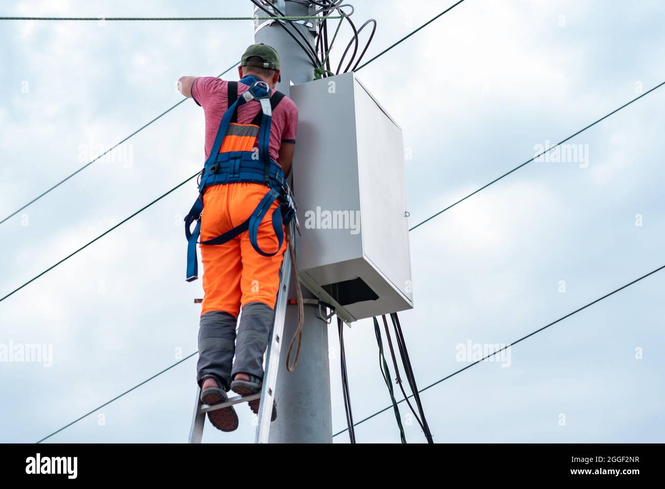 Cable lineman hi-res stock photography and images - Alamy