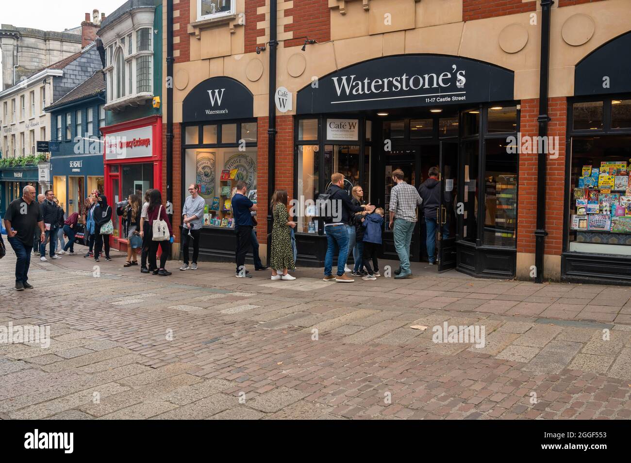 Queue of people hi-res stock photography and images - Alamy