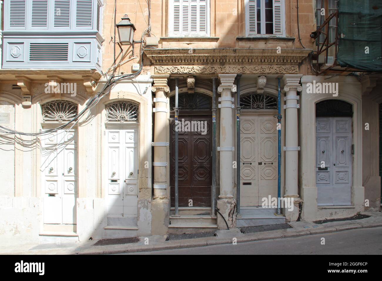 ancient stone buildings (houses or flat buildings) in valletta in malta ...