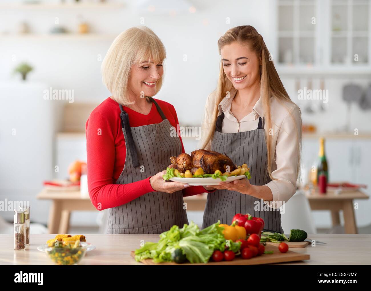 Famil dinner hi-res stock photography and images - Alamy