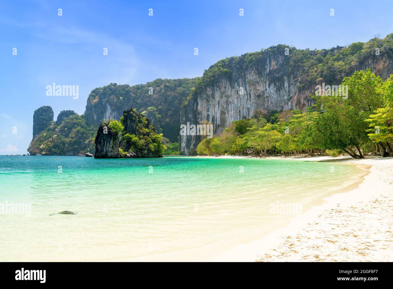 Ko Hong island and exotic beach with mountain cliff, with crysta Stock ...