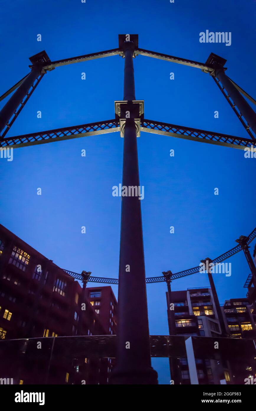 Structure of Gasholder Park at night, Handyside area, King's Cross ...