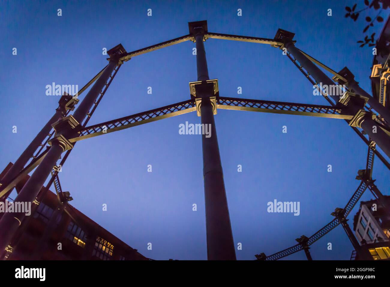 Structure of Gasholder Park at night, Handyside area, King's Cross ...