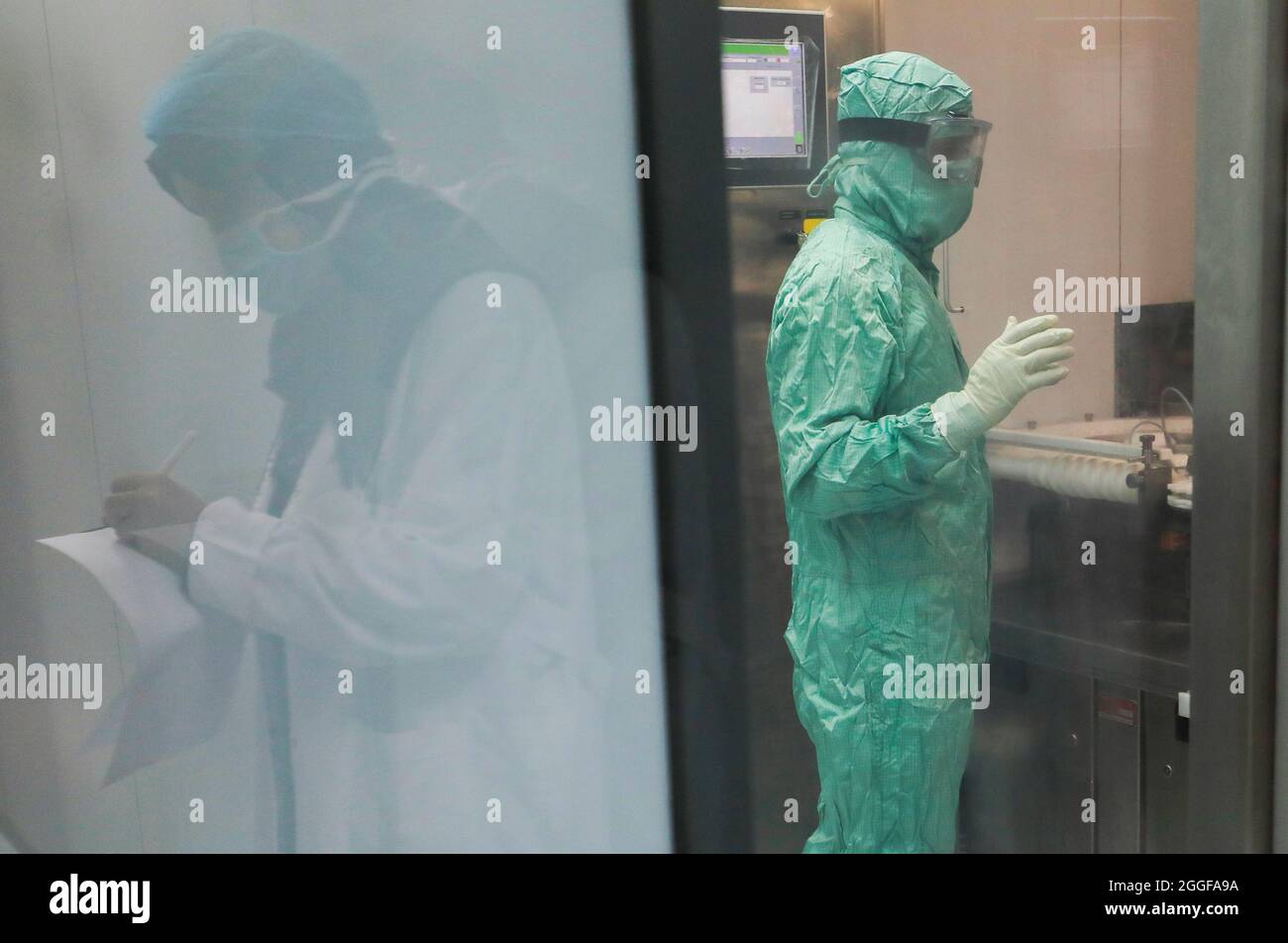 How vaccines work hi-res stock photography and images - Alamy