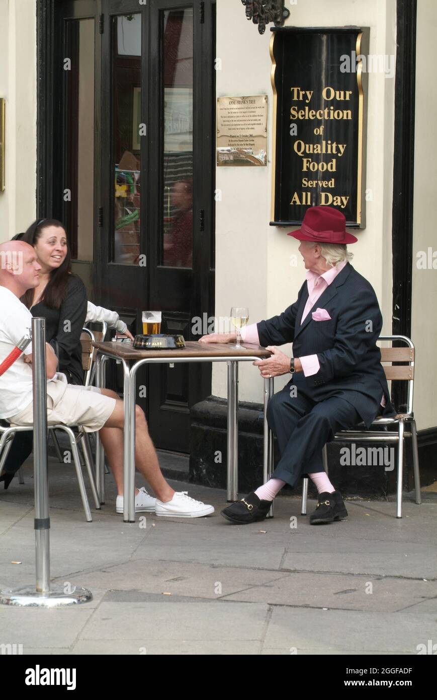 Chat over bar hi-res stock photography and images - Alamy