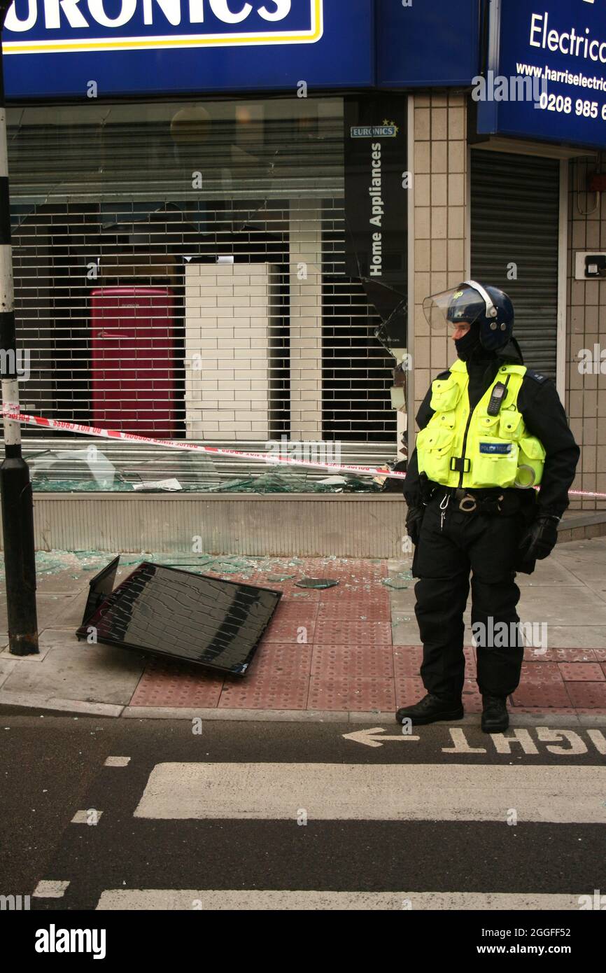 Hackney riots hi-res stock photography and images - Alamy